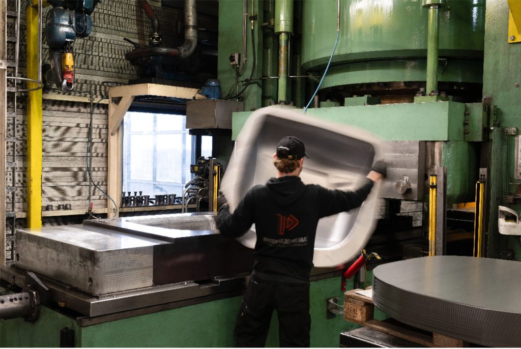 Phoenix 3D Metaal: Rubber Pad Forming Process Becomes 3X Better Using ...